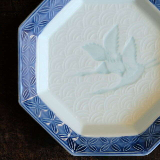 【サマー特価￥2400→￥1500】鶴と青海波 八角で素敵。有田焼 花鶴文線陽刻染付中皿 工芸品 和食器 暮らしに。現代品 | iichi 日々の暮らしを心地よくするハンドメイドやアンティーク ...