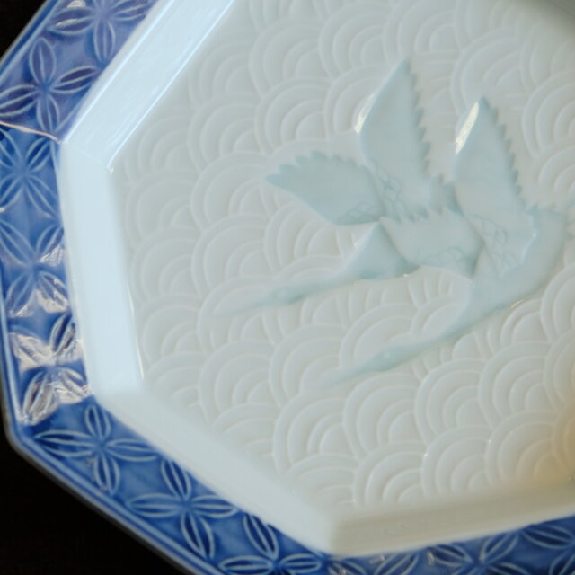 【サマー特価￥2400→￥1500】鶴と青海波 八角で素敵。有田焼 花鶴文線陽刻染付中皿 工芸品 和食器 暮らしに。現代品 | iichi 日々の暮らしを心地よくするハンドメイドやアンティーク ...