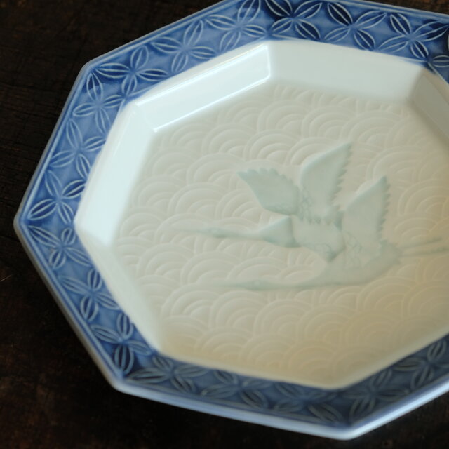 【サマー特価￥2400→￥1500】鶴と青海波 八角で素敵。有田焼 花鶴文線陽刻染付中皿 工芸品 和食器 暮らしに。現代品 | iichi 日々の暮らしを心地よくするハンドメイドやアンティーク ...