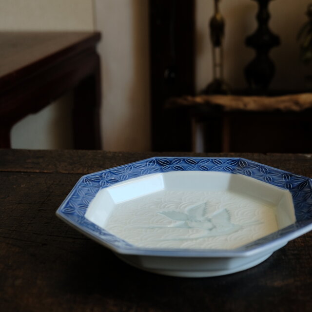 【サマー特価￥2400→￥1500】鶴と青海波 八角で素敵。有田焼 花鶴文線陽刻染付中皿 工芸品 和食器 暮らしに。現代品 | iichi 日々の暮らしを心地よくするハンドメイドやアンティーク ...