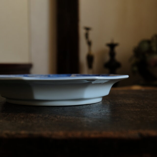 【サマー特価￥2400→￥1500】鶴と青海波 八角で素敵。有田焼 花鶴文線陽刻染付中皿 工芸品 和食器 暮らしに。現代品 | iichi 日々の暮らしを心地よくするハンドメイドやアンティーク ...