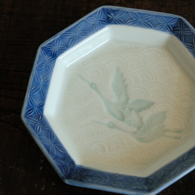 【サマー特価￥2400→￥1500】鶴と青海波 八角で素敵。有田焼 花鶴文線陽刻染付中皿 工芸品 和食器 暮らしに。現代品 | iichi 日々の暮らしを心地よくするハンドメイドやアンティーク ...