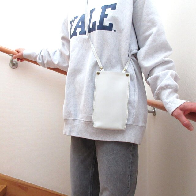 スリムにお出掛け《牛革》スマホショルダー・フラットタイプ・ポーチ・クリーム・082 | iichi 日々の暮らしを心地よくするハンドメイドやアンティークのマーケットプレイス