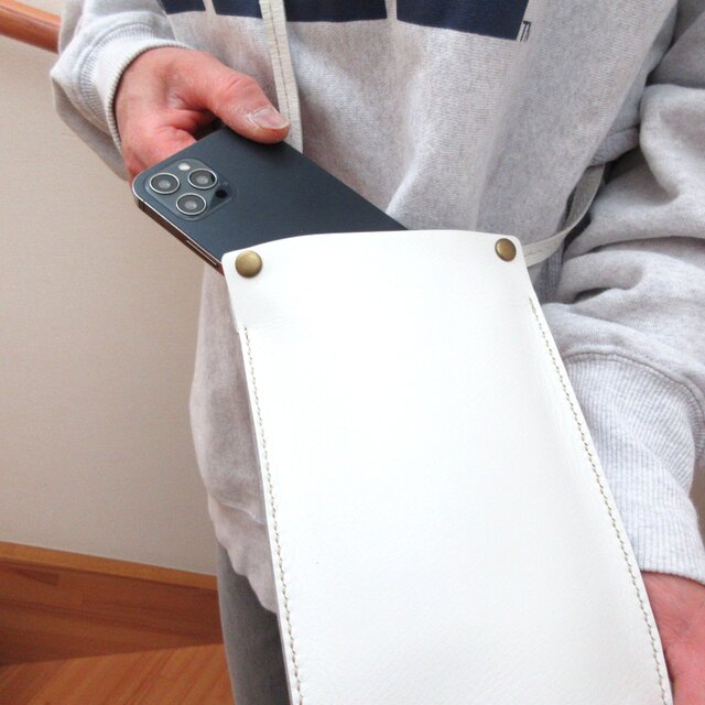 スリムにお出掛け《牛革》スマホショルダー・フラットタイプ・ポーチ・クリーム・082 | iichi 日々の暮らしを心地よくするハンドメイドやアンティークのマーケットプレイス