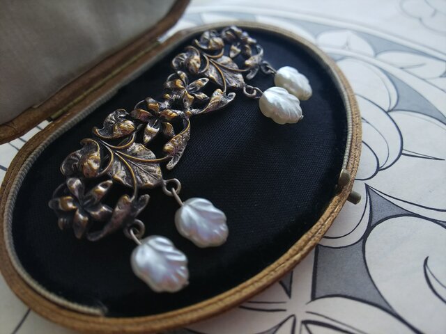 1930年代 4粒のLeafパール揺れる 美しいフローラルブローチ | iichi 日々の暮らしを心地よくするハンドメイドやアンティークのマーケットプレイス