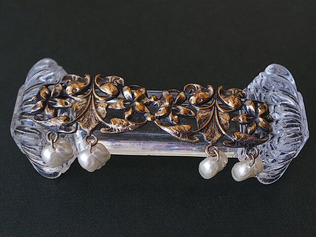 1930年代 4粒のLeafパール揺れる 美しいフローラルブローチ | iichi 日々の暮らしを心地よくするハンドメイドやアンティークのマーケットプレイス