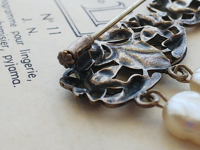 1930年代 4粒のLeafパール揺れる 美しいフローラルブローチ | iichi 日々の暮らしを心地よくするハンドメイドやアンティークのマーケットプレイス