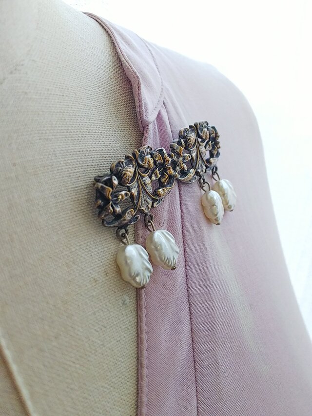 1930年代 4粒のLeafパール揺れる 美しいフローラルブローチ | iichi 日々の暮らしを心地よくするハンドメイドやアンティークのマーケットプレイス