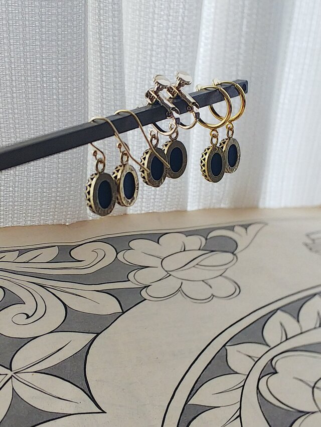 ヴィンテージ 漆黒マットGlass／ゴールドStar 美しいクラウン14Kgfピアスまたはイヤリング | iichi 日々の暮らしを心地よくするハンドメイドやアンティークのマーケットプレイス