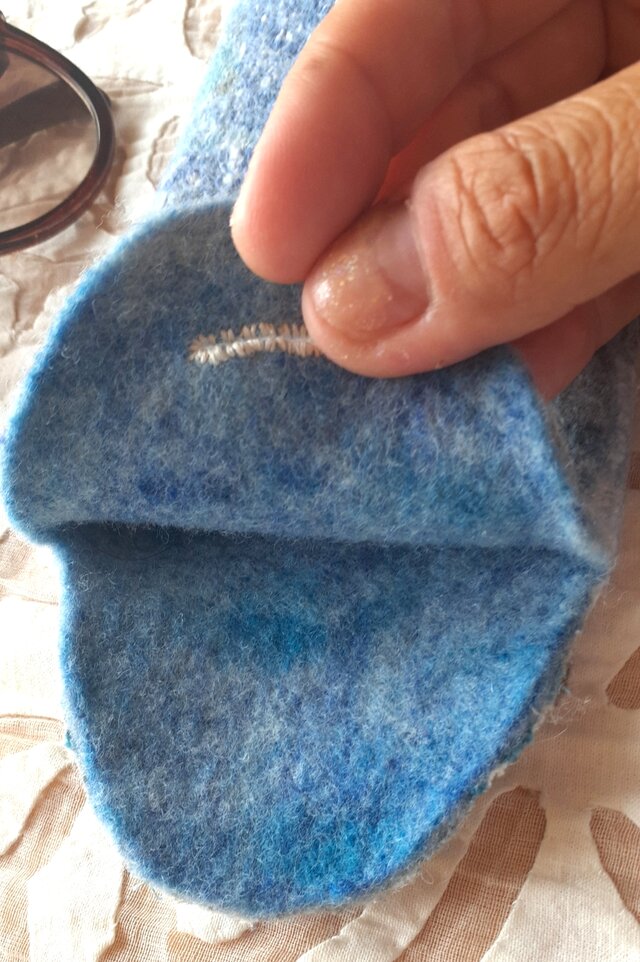 眼鏡ケース：ブルー グラデーション 花柄〈インド綿・ブロックプリント・羊毛フェルト・布フェルト・ポーチ・緑〉 | iichi 日々の暮らしを心地よくするハンドメイドやアンティークのマーケットプレイス