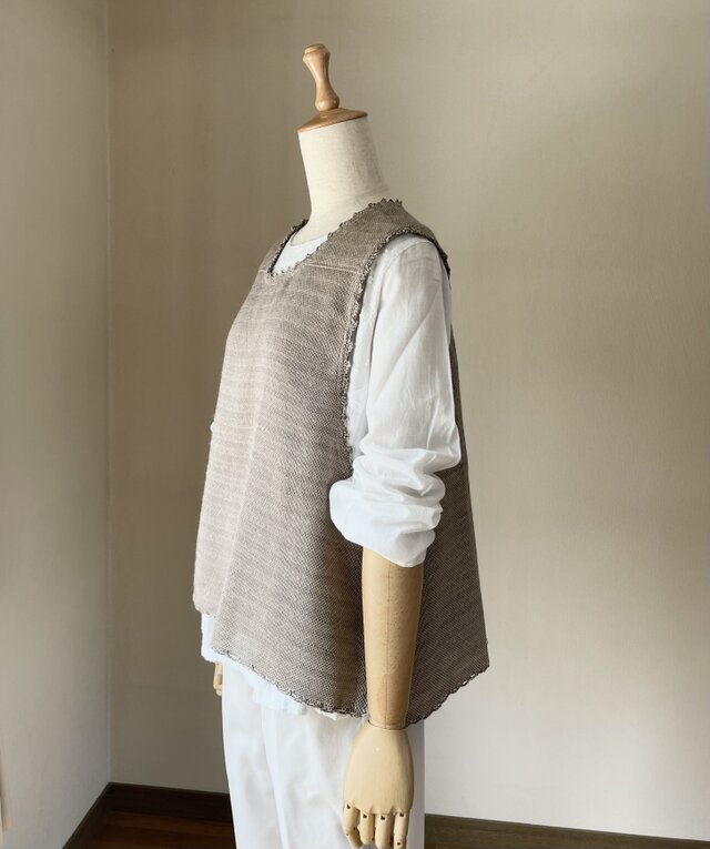 手織りの 脇が開くベスト（砂色） | iichi 日々の暮らしを心地よくするハンドメイドやアンティークのマーケットプレイス