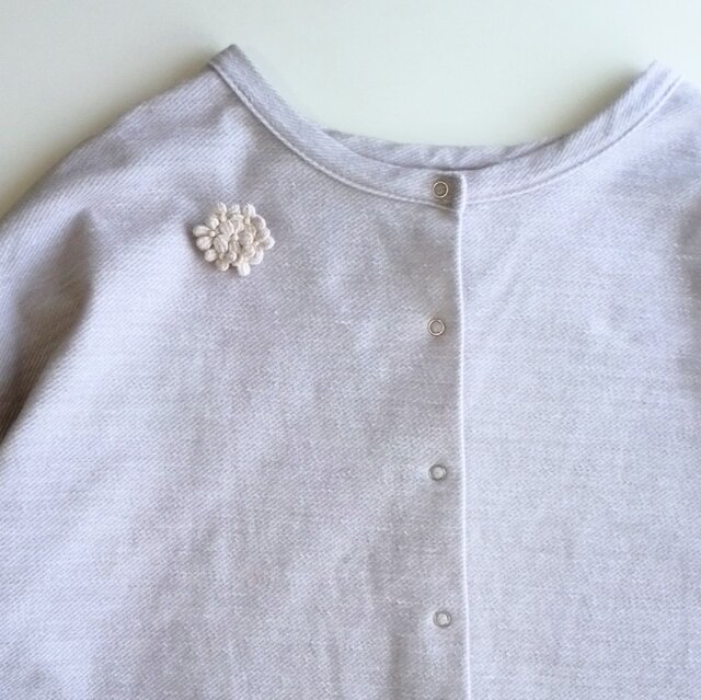 小さい花束みたいな刺繍ブローチ コサージュ グレーベージュ | iichi 日々の暮らしを心地よくするハンドメイドやアンティークのマーケットプレイス