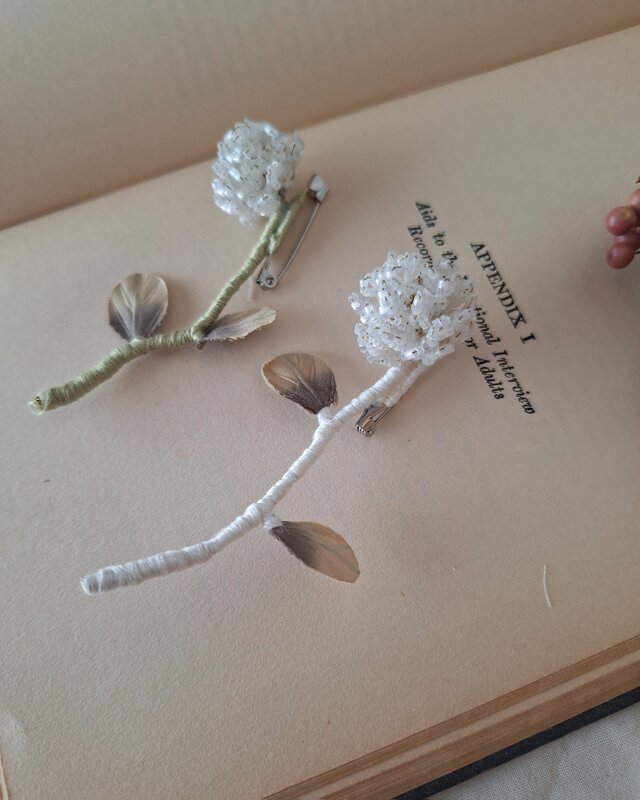 白詰草の記憶ブローチ / "Memory of White Clover" | iichi 日々の暮らしを心地よくするハンドメイドやアンティークのマーケットプレイス