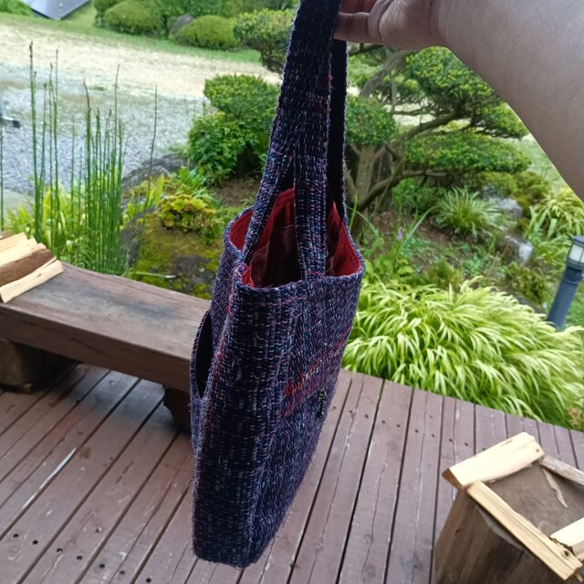 裂き織りが紡ぐ、あなただけの一点ものバッグ(トートバッグ・手提げバッグ) 【後ろファスナー付き・赤紫・底丸型】250813-7 | iichi 日々の暮らしを心地よくするハンドメイドや ...