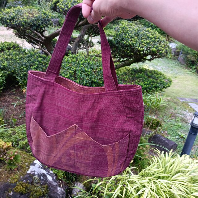 帯布リメイクの一点ものトートバッグ｜和の品格と手仕事の温もり【底丸型・えんじ色】250813-9 | iichi 日々の暮らしを心地よくするハンドメイドやアンティークのマーケットプレイス