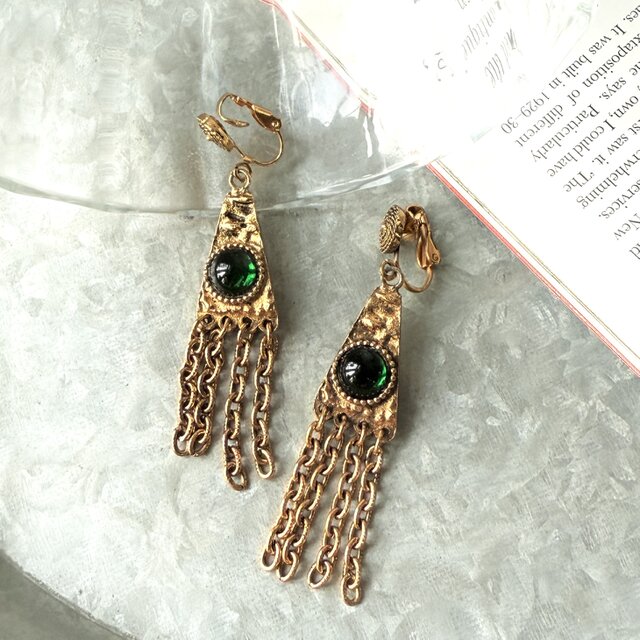 Y1183-ヴィンテージイヤリング U.S.A. Green Cabochon Gold Tone Chain Fringe | iichi 日々の暮らしを心地よくするハンドメイドや ...