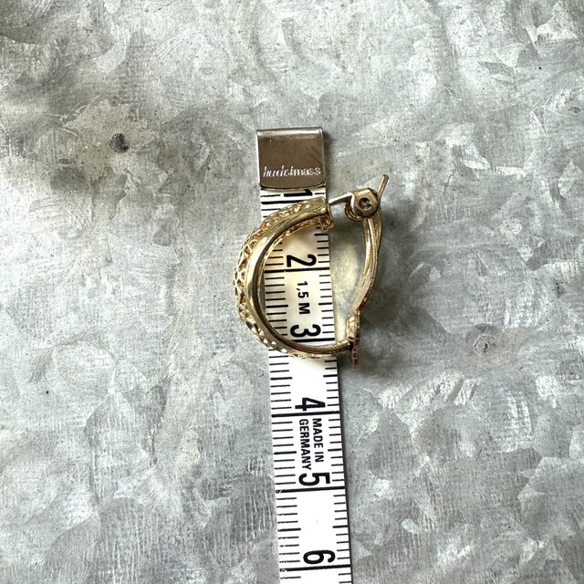 Y1184-ヴィンテージイヤリング U.S.A. 1980s Circle Geometric Half Hoops | iichi 日々の暮らしを心地よくするハンドメイドやアンティークの ...