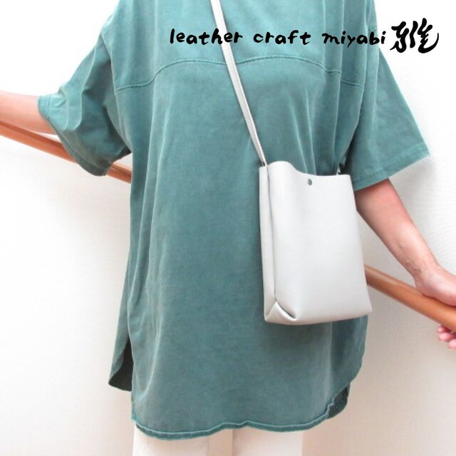 ☆新作☆《牛革》ぷっくり三角マチ♪BOXサコッシュ・スムースレザー・グレージュ・0127 | iichi 日々の暮らしを心地よくするハンドメイドやアンティークのマーケットプレイス