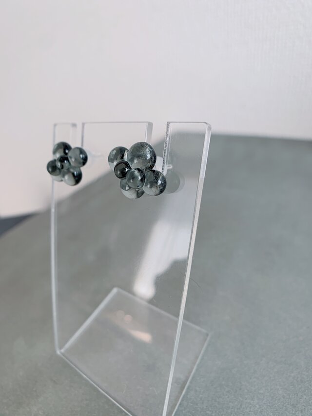 粒々ガラスピアス | iichi 日々の暮らしを心地よくするハンドメイドやアンティークのマーケットプレイス