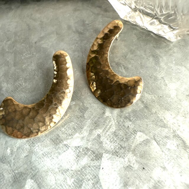 P711-ヴィンテージピアス U.S.A. 1970s Gold Tone Hammered Crescent Moon | iichi 日々の暮らしを心地よくするハンドメイドやアンティークの ...