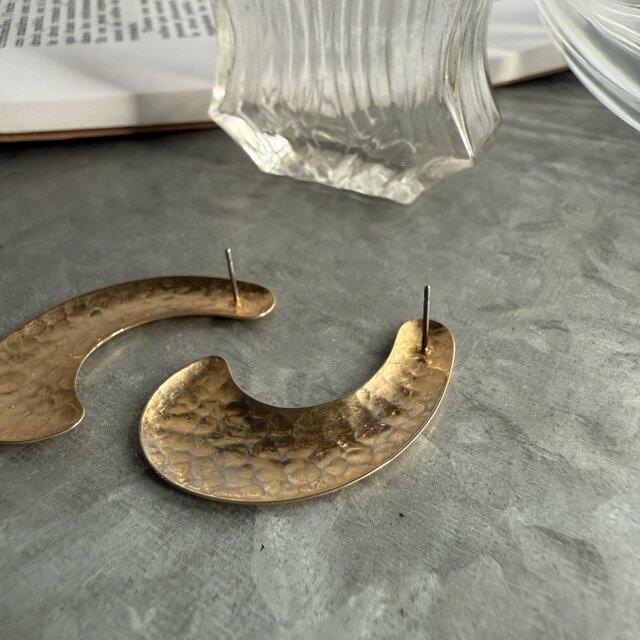 P711-ヴィンテージピアス U.S.A. 1970s Gold Tone Hammered Crescent Moon | iichi 日々の暮らしを心地よくするハンドメイドやアンティークの ...