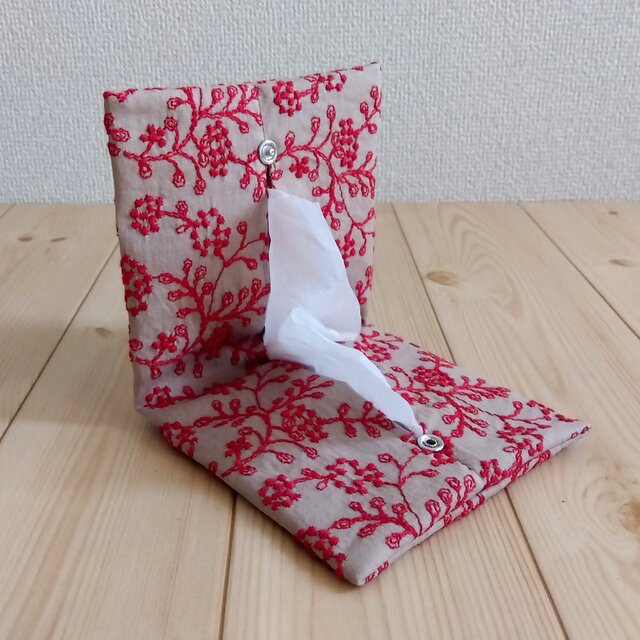 携帯ティッシュケース 花柄刺繍 BOXティッシュから詰替え ペーパータオルケース エンジ 358 | iichi 日々の暮らしを心地よくするハンドメイドやアンティークのマーケットプレイス