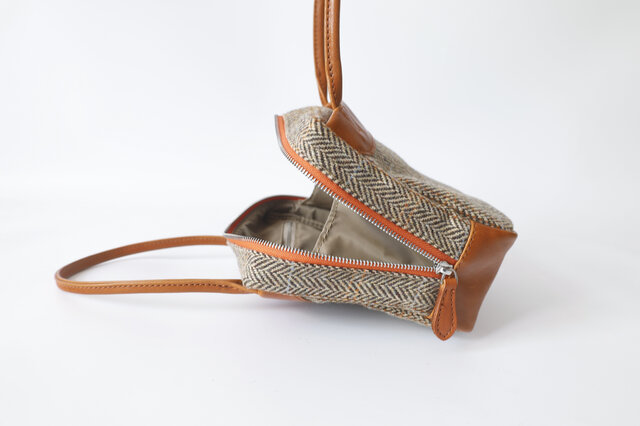 「ウール×革の組み合わせ」本革ミニスクエアバッグ｜上品2wayトート｜数量限定 | iichi 日々の暮らしを心地よくするハンドメイドやアンティークのマーケットプレイス