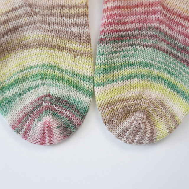手編みの靴下 「りんご畑」 | iichi 日々の暮らしを心地よくするハンドメイドやアンティークのマーケットプレイス