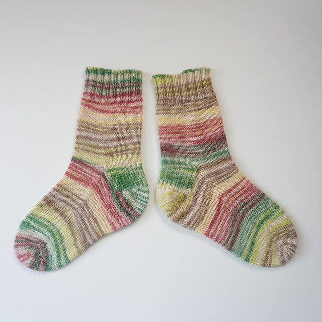手編みの靴下 「りんご畑」 | iichi 日々の暮らしを心地よくするハンドメイドやアンティークのマーケットプレイス