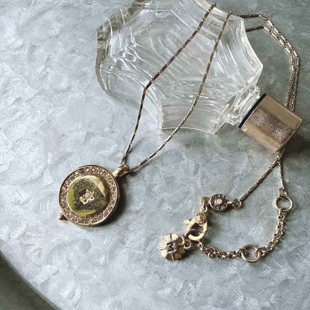 NM52-【 MONET 】モネ・ヴィンテージネックレス Gold Tone Rhinestone Round Plate | iichi 日々の暮らしを心地よくするハンドメイドやアンティーク ...