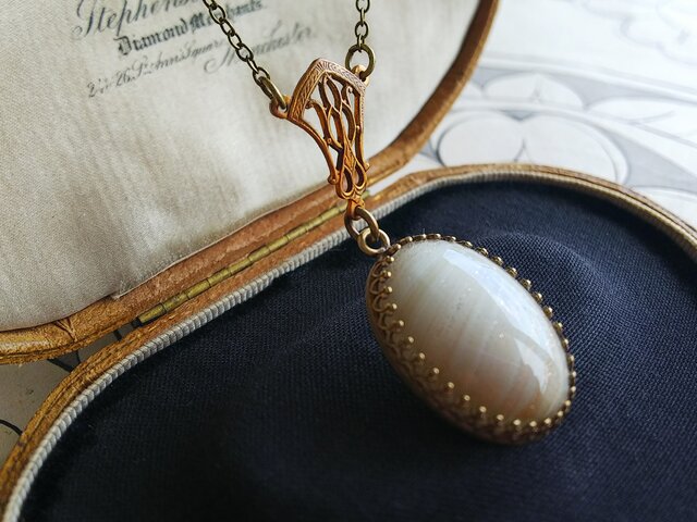 ヴィンテージ ベージュ／Goldが散りばめられたLine アンティークGoldネックレス | iichi 日々の暮らしを心地よくするハンドメイドやアンティークのマーケットプレイス