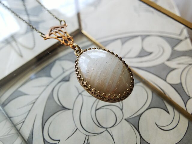 ヴィンテージ ベージュ／Goldが散りばめられたLine アンティークGoldネックレス | iichi 日々の暮らしを心地よくするハンドメイドやアンティークのマーケットプレイス