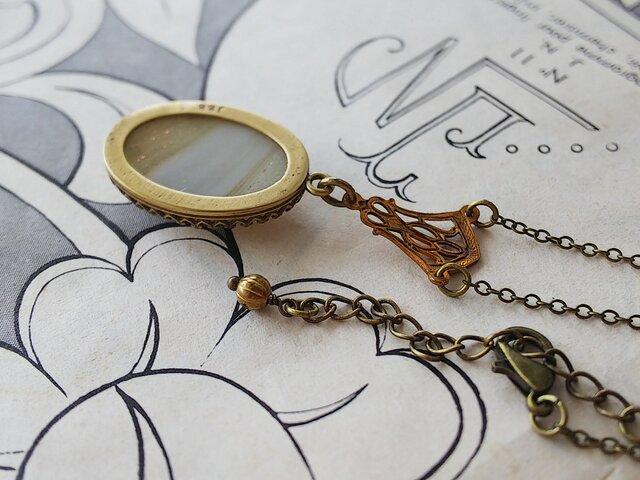 ヴィンテージ ベージュ／Goldが散りばめられたLine アンティークGoldネックレス | iichi 日々の暮らしを心地よくするハンドメイドやアンティークのマーケットプレイス