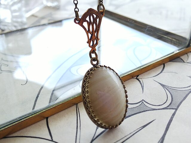 ヴィンテージ ベージュ／Goldが散りばめられたLine アンティークGoldネックレス | iichi 日々の暮らしを心地よくするハンドメイドやアンティークのマーケットプレイス