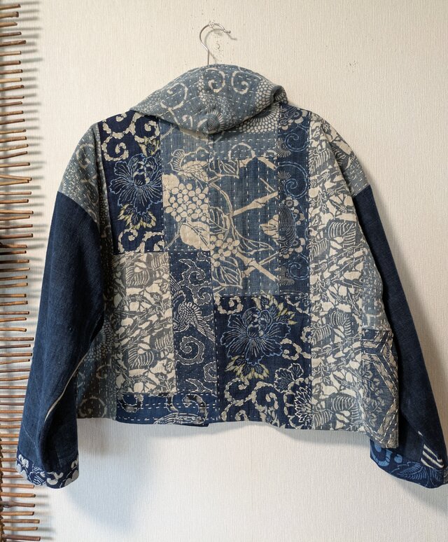 古布リメイク 型染の刺し子ミニフードジャケット 古布 着物リメイク 藍染 着物リメイク | iichi 日々の暮らしを心地よくするハンドメイドやアンティークのマーケットプレイス