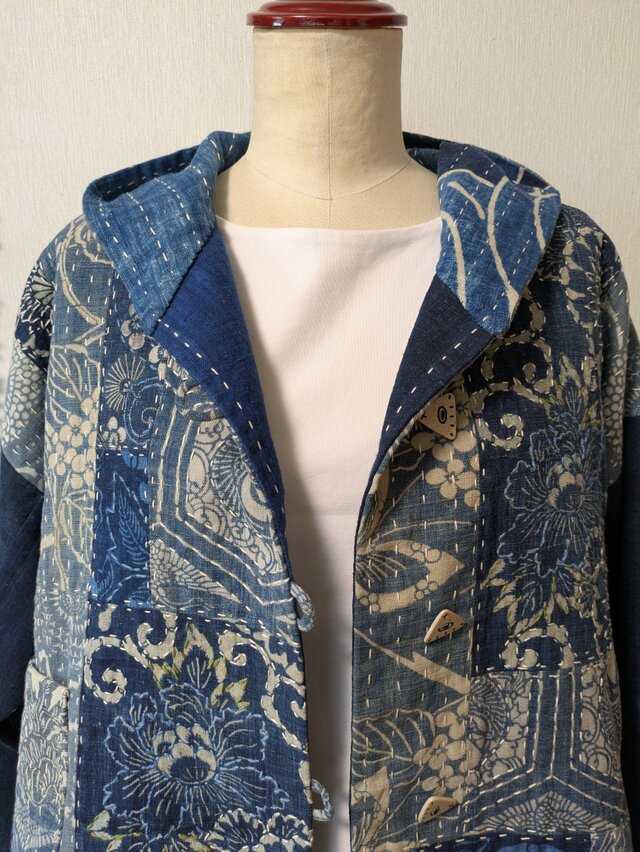 古布リメイク 型染の刺し子ミニフードジャケット 古布 着物リメイク 藍染 着物リメイク | iichi 日々の暮らしを心地よくするハンドメイドやアンティークのマーケットプレイス