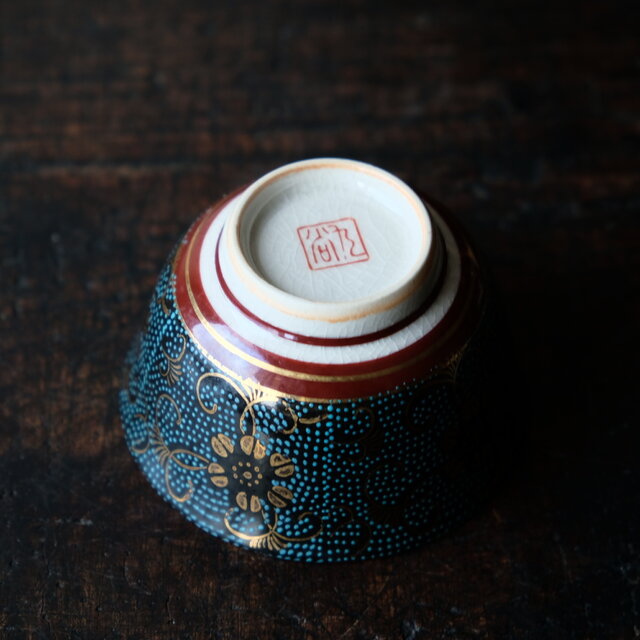 【サマー特価¥1000⇨¥500】花唐草と青粒 九谷焼 青粒金彩湯呑み 器 暮らし 茶器 昭和レトロ 骨董好きに | iichi 日々の暮らしを心地よくするハンドメイドやアンティークの ...