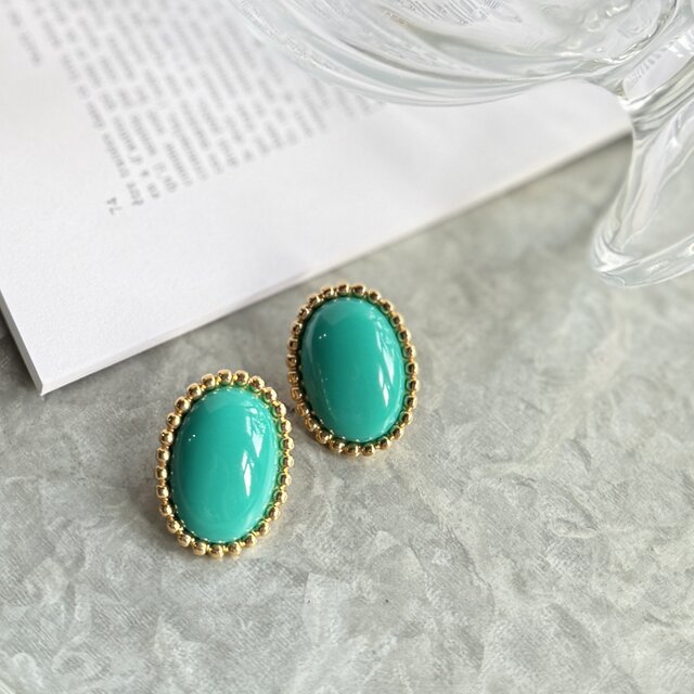 YM179-【 Monet 】モネ・ヴィンテージイヤリング 70〜80s Emerald Green Cabochon Oval | iichi 日々の暮らしを心地よくするハンドメイドや ...