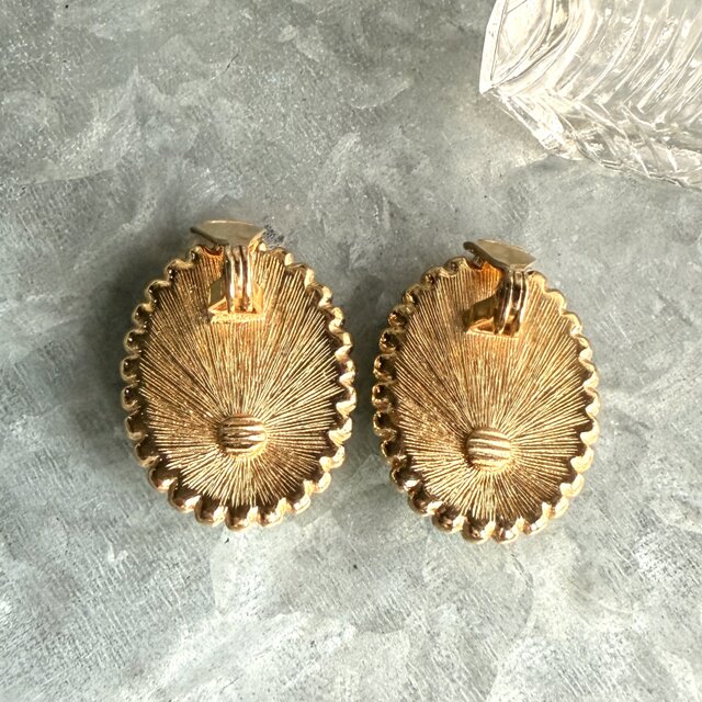 YM179-【 Monet 】モネ・ヴィンテージイヤリング 70〜80s Emerald Green Cabochon Oval | iichi 日々の暮らしを心地よくするハンドメイドや ...