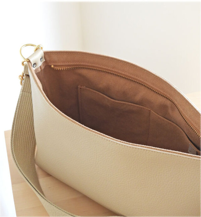 横長レザーショルダー エクリュベージュ | iichi 日々の暮らしを心地よくするハンドメイドやアンティークのマーケットプレイス