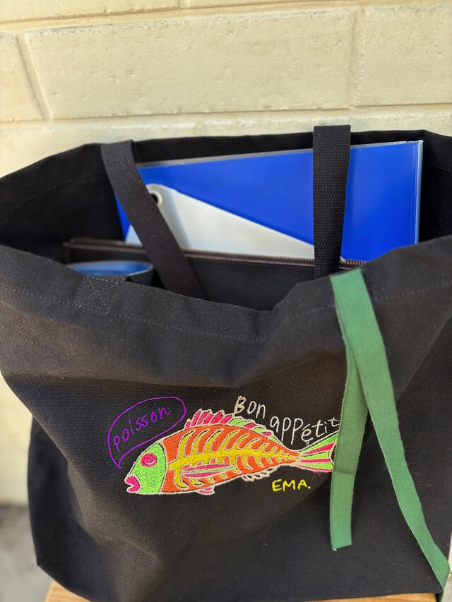 キャンバストートバッグ（中）大容量 選べるカラー EMA 刺繍 魚 フィッシュ カラフル | iichi 日々の暮らしを心地よくするハンドメイドやアンティークのマーケットプレイス