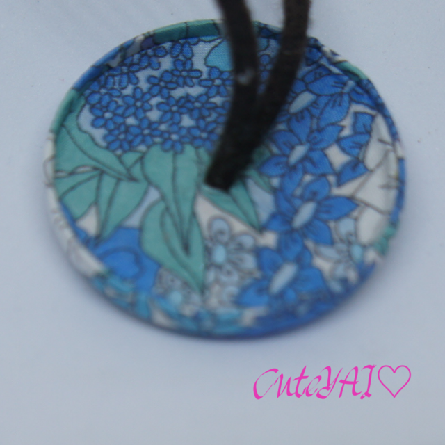 くるみボタン ヘアゴム キレイめ リバティ 花柄 09 | iichi 日々の暮らしを心地よくするハンドメイドやアンティークのマーケットプレイス