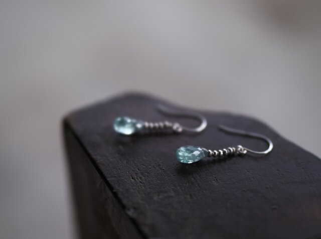 -Sky kyanite- pierce | iichi 日々の暮らしを心地よくするハンドメイドやアンティークのマーケットプレイス