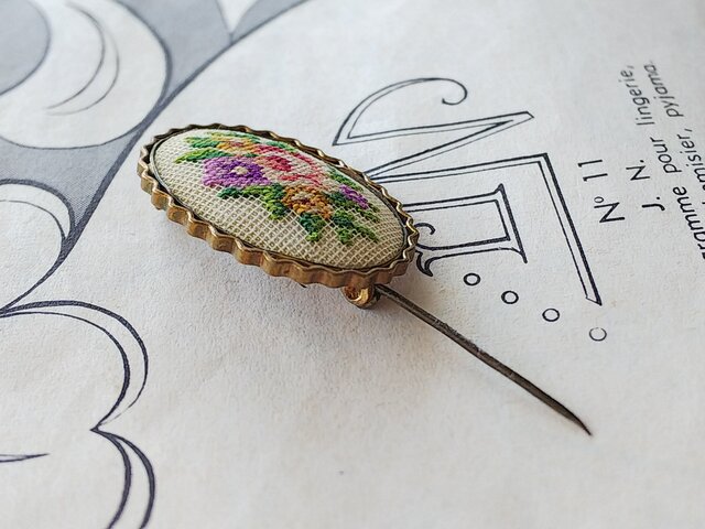 ヴィンテージ プチポワン 薔薇と小花のブローチ | iichi 日々の暮らしを心地よくするハンドメイドやアンティークのマーケットプレイス