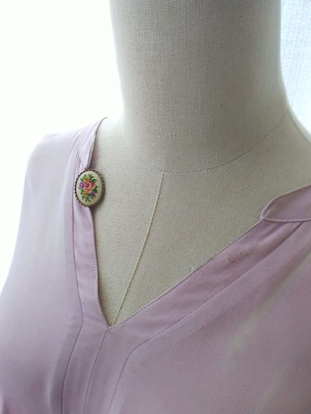 ヴィンテージ プチポワン 薔薇と小花のブローチ | iichi 日々の暮らしを心地よくするハンドメイドやアンティークのマーケットプレイス