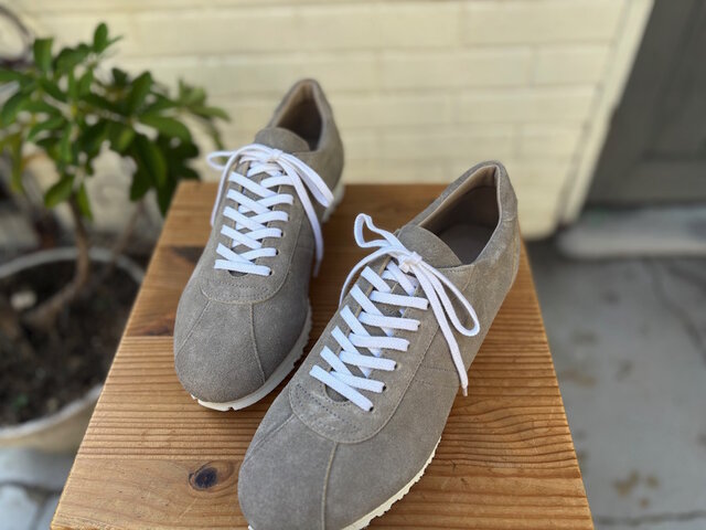 ナチュラルグレースエードスニーカー 軽やかに馴染む上質なデザイン高反発 インソール | iichi 日々の暮らしを心地よくするハンドメイドやアンティークのマーケットプレイス