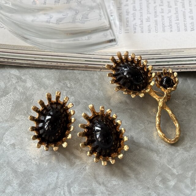 Y1185-【 Celebrity NY 】ヴィンテージイヤリング U.S.A. Black Glass Cabochon | iichi 日々の暮らしを心地よくするハンドメイドやアンティーク ...