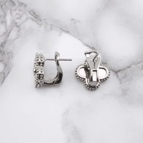 幸せのクローバーピアス 15mm（シルバー）【高品質！送料無料！当日発送！】 | iichi 日々の暮らしを心地よくするハンドメイドやアンティークのマーケットプレイス