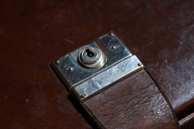 №074 革トランク 小型 収納 古道具 古雑貨 | iichi 日々の暮らしを心地よくするハンドメイドやアンティークのマーケットプレイス