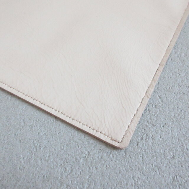 B5対応《ゴートスキン》フラットマルチケース・スムース・クリーム・043 | iichi 日々の暮らしを心地よくするハンドメイドやアンティークのマーケットプレイス